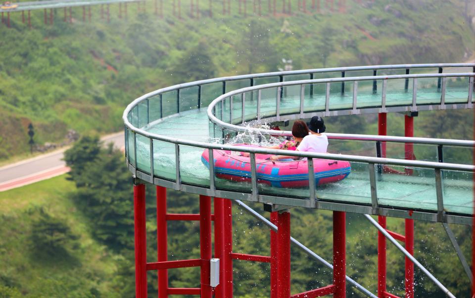 Glass Water Slide - A Must-Try Thrilling Descent for Visitors - Qiangli ...